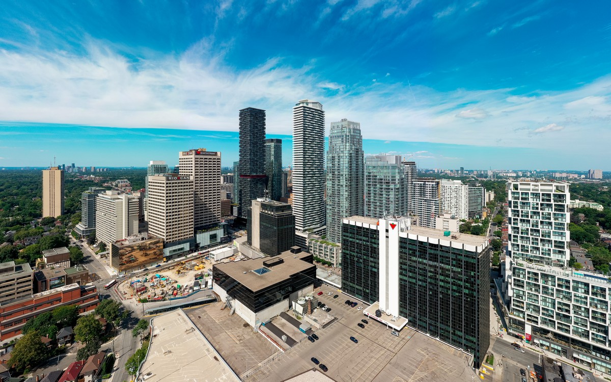 2221 Yonge Street Tower - Building